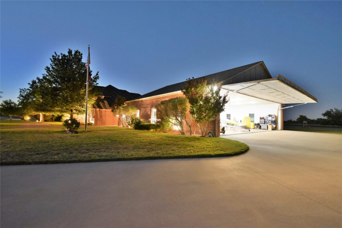 10 Amazing Hangar Homes to Dream Away